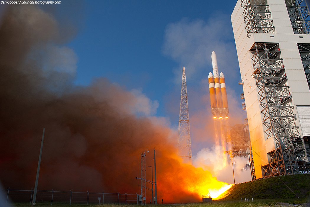 Delta IV-Heavy launches NROL-15 photos