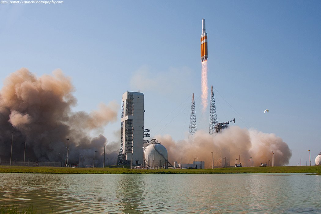 Delta IV-Heavy launches NROL-15 photos