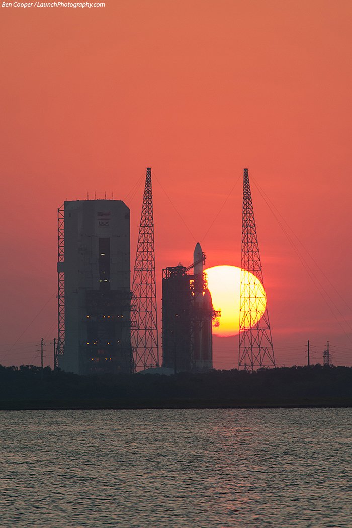 Delta IV-Heavy launches NROL-15 photos