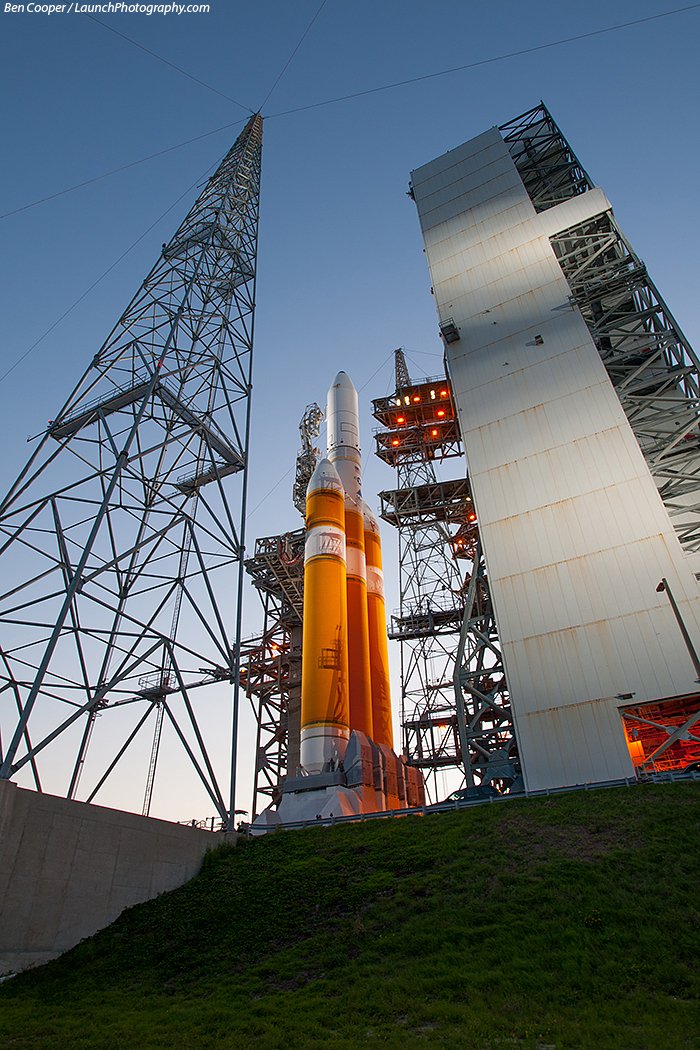 Delta IV-Heavy launches NROL-15 photos