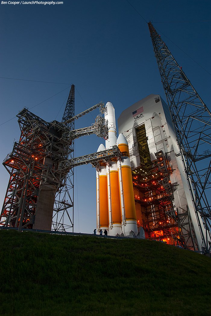 Delta IV-Heavy launches NROL-15 photos