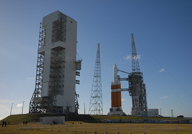 Delta IV-Heavy launches NROL-26 photos