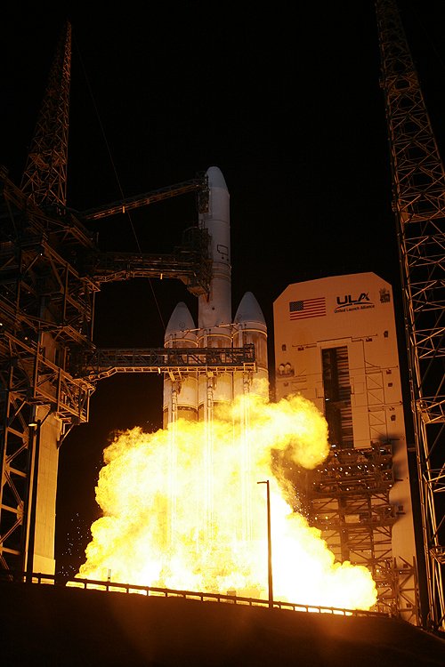 Delta IV-Heavy launches NROL-32 photos