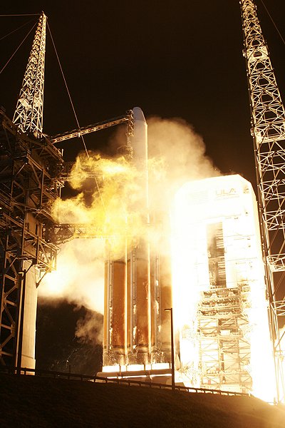 Delta IV-Heavy launches NROL-32 photos