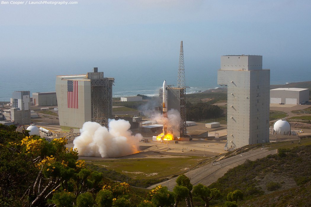 Delta IV launches NROL-25 photos