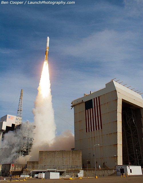 Delta IV launches NROL-25 photos