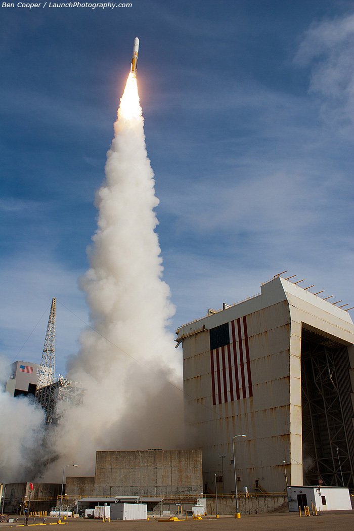 Delta IV launches NROL-25 photos