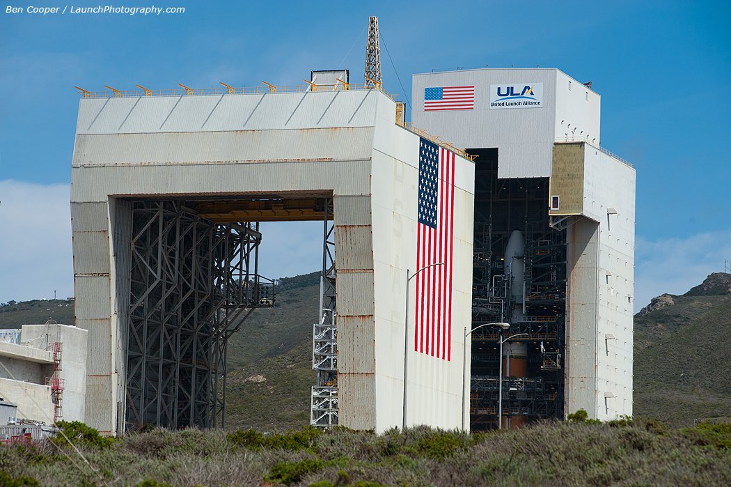 Delta IV launches NROL-25 photos