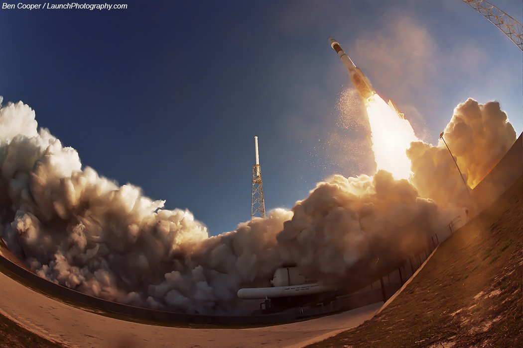 Atlas V launches Inmarsat-4 F1 photos