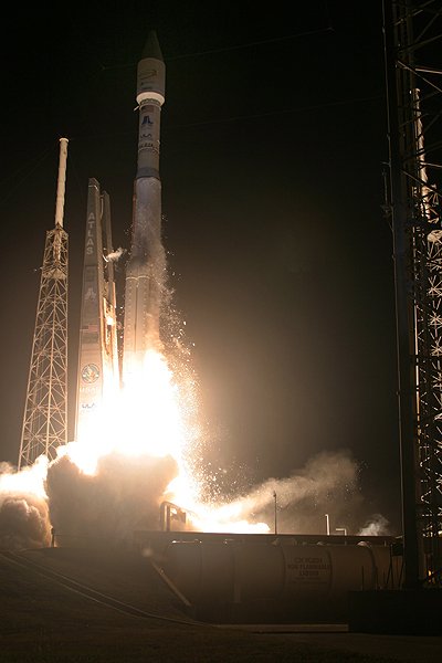 Atlas V launches Intelsat 14 photos