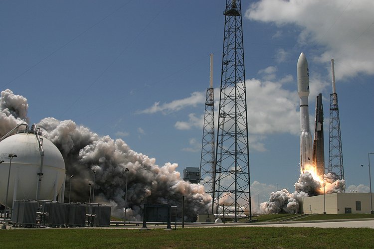 Atlas V launches Juno photos