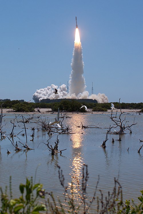 Atlas V launches Juno photos