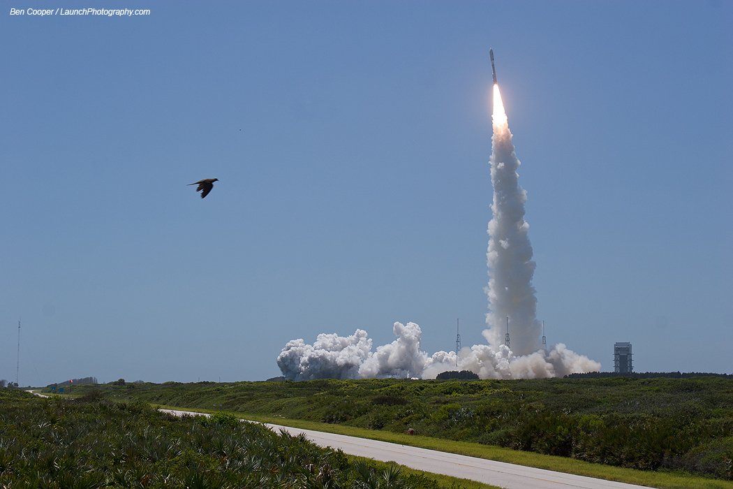 Atlas V launches Juno photos