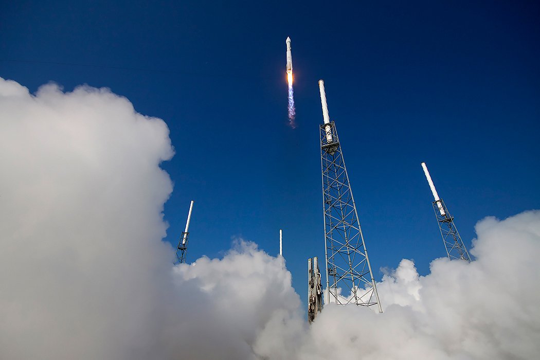 Atlas V launches NROL-33 photos