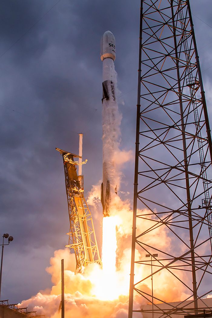 Falcon 9 launches O3b mPOWER-B photos