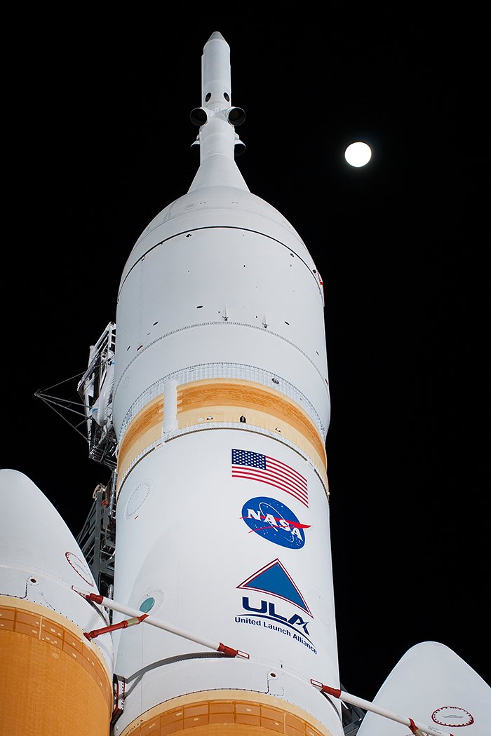 Delta IV-Heavy launches Orion EFT-1 photos