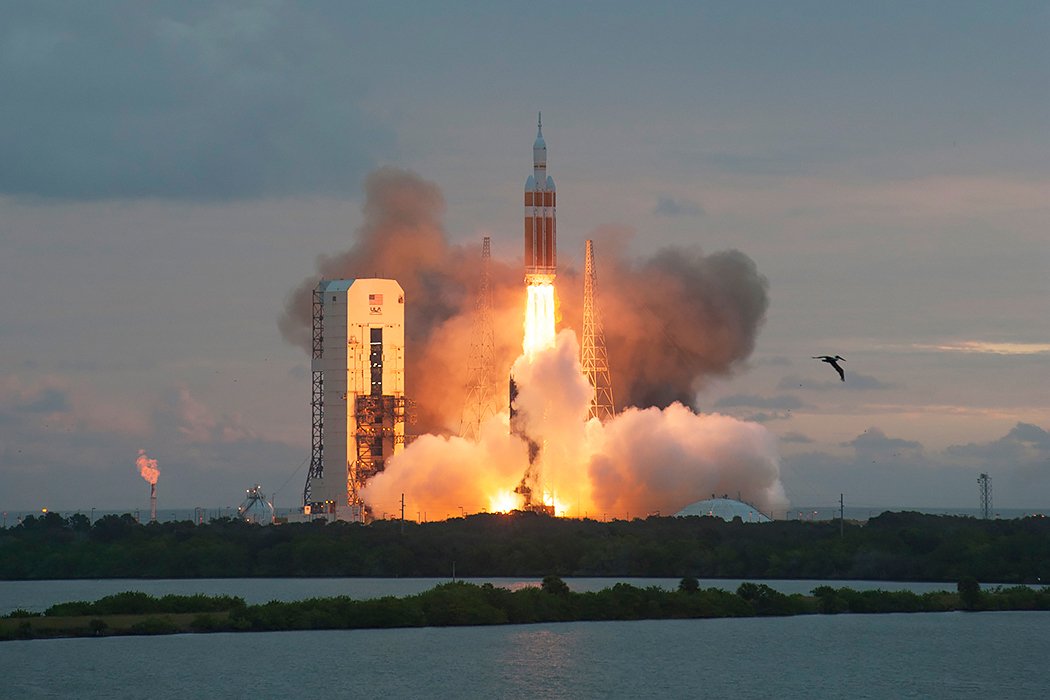 Delta IV-Heavy launches Orion EFT-1 photos