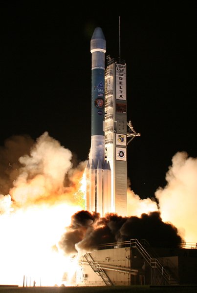 Delta II launches Phoenix Mars lander photos