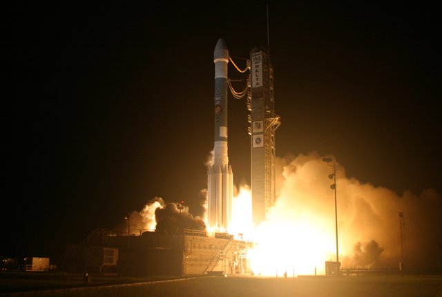 Delta II launches Phoenix Mars lander photos