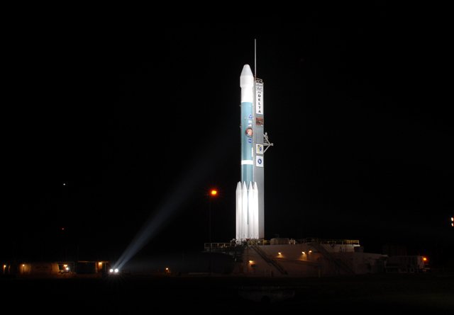 Delta II launches Phoenix Mars lander photos
