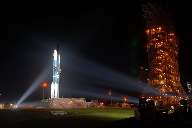 Delta II launches Phoenix Mars lander photos