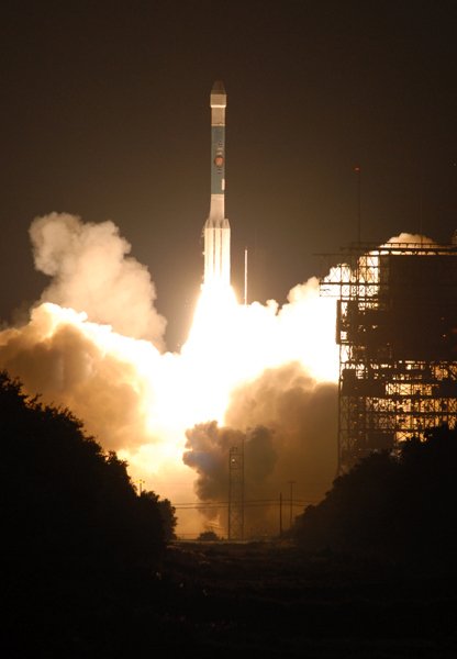 Delta II launches Phoenix Mars lander photos