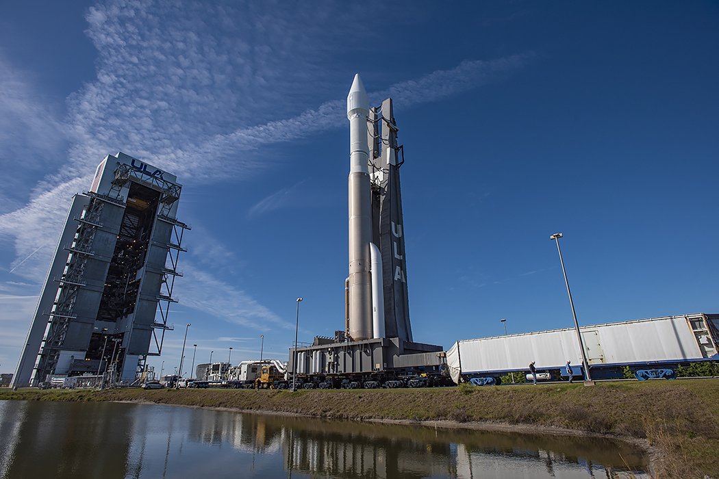 Atlas V launches Solar Orbiter photos