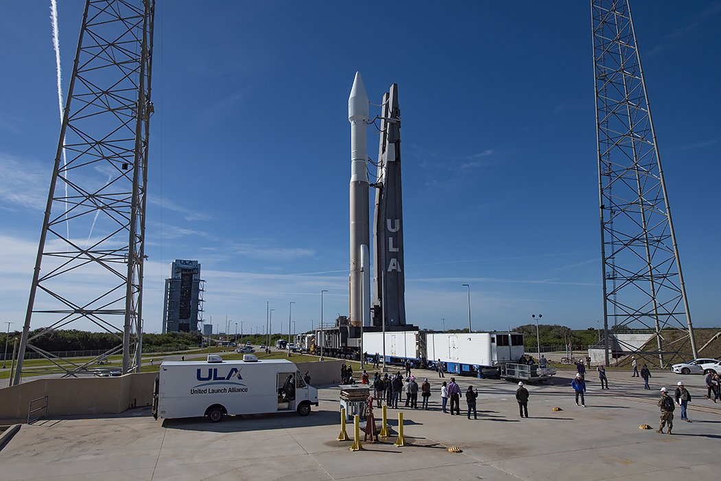 Atlas V launches Solar Orbiter photos