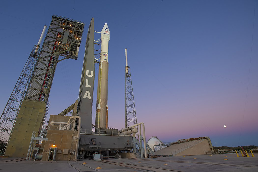 Atlas V launches Solar Orbiter photos