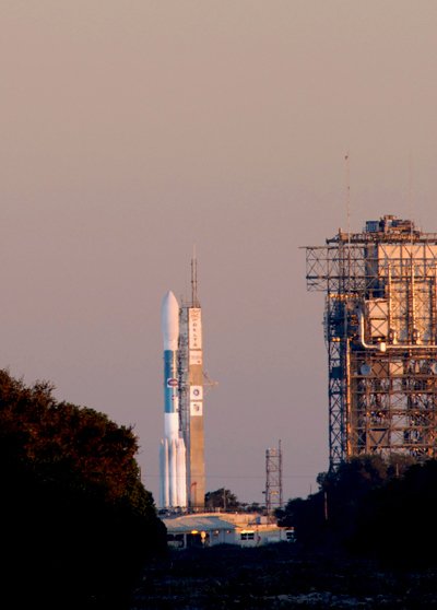 Delta II launches THEMIS photos
