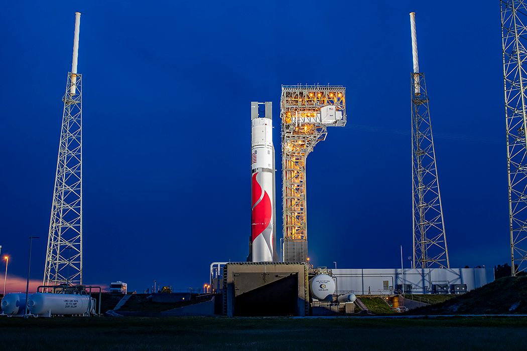 First Vulcan rocket launches Peregrine lunar lander photos