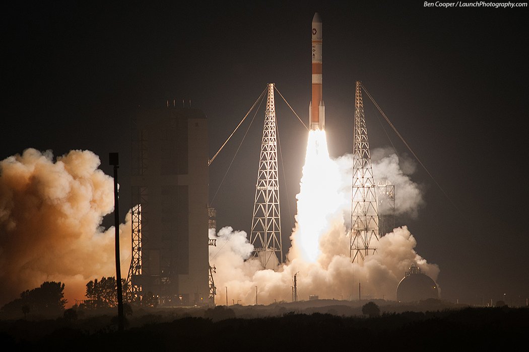 Delta IV launches WGS-5 photos