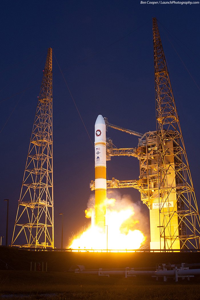 Delta IV launches WGS-5 photos