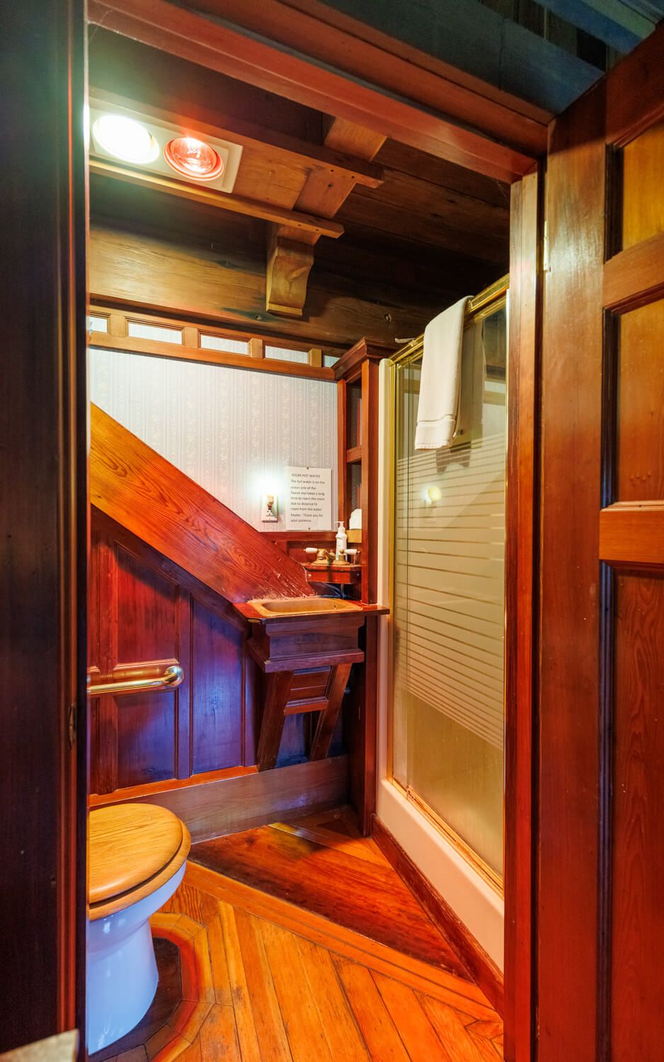 Farmhouse Rooms & Redwood Cabins Westport, CA | Howard Creek Ranch