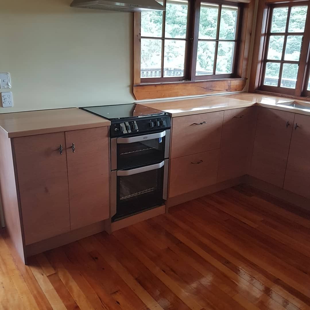 Custom Kauri Kitchen for a Classic Kiwi Villa