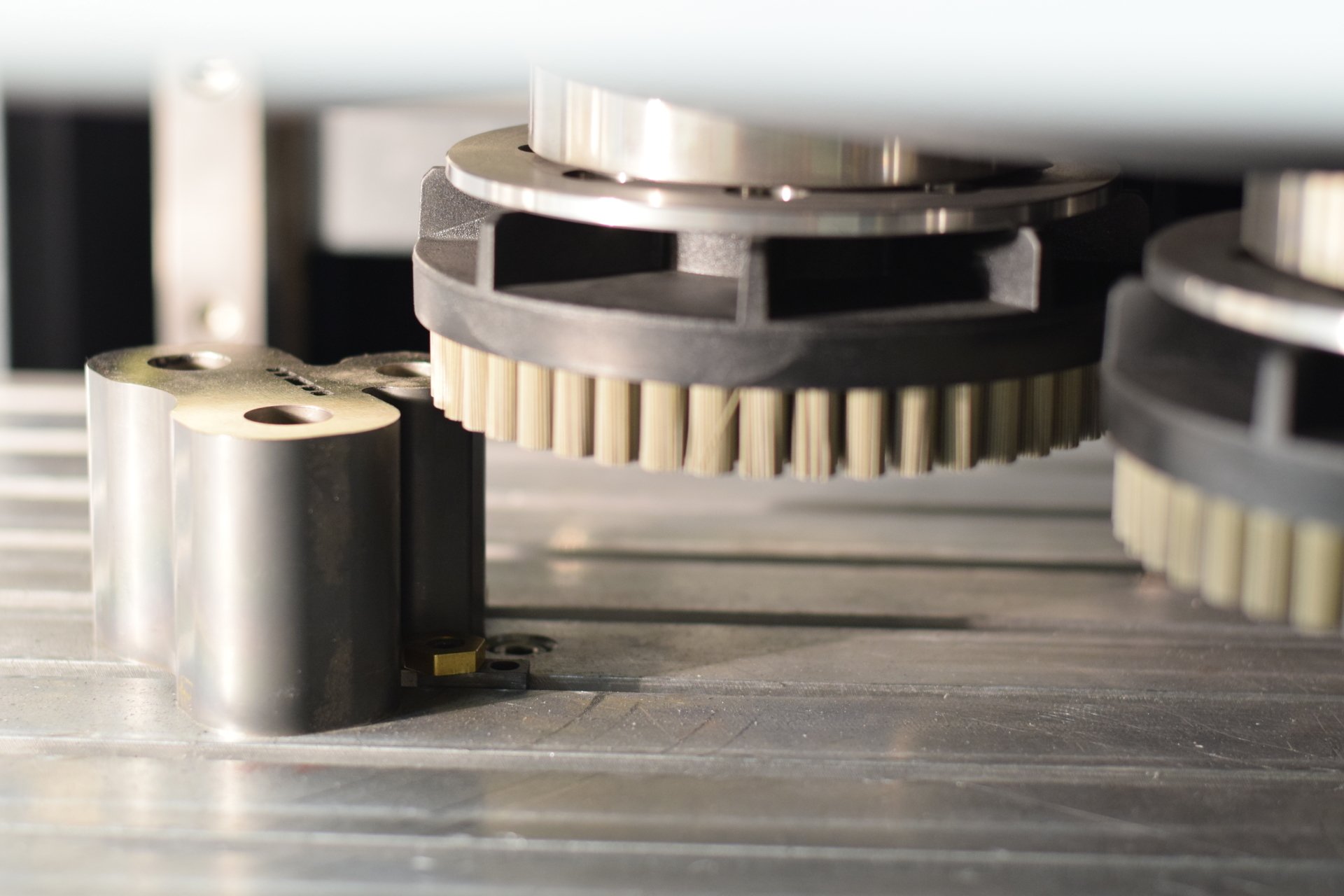 Sheet metal deburring - Loeser presents solutions