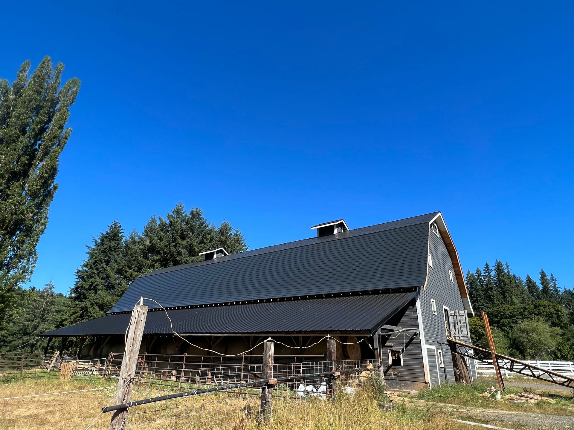 Longview, WA, 98632 🇺🇸 — Tudor Brown Interlock® Cedar Shingle + Black ...
