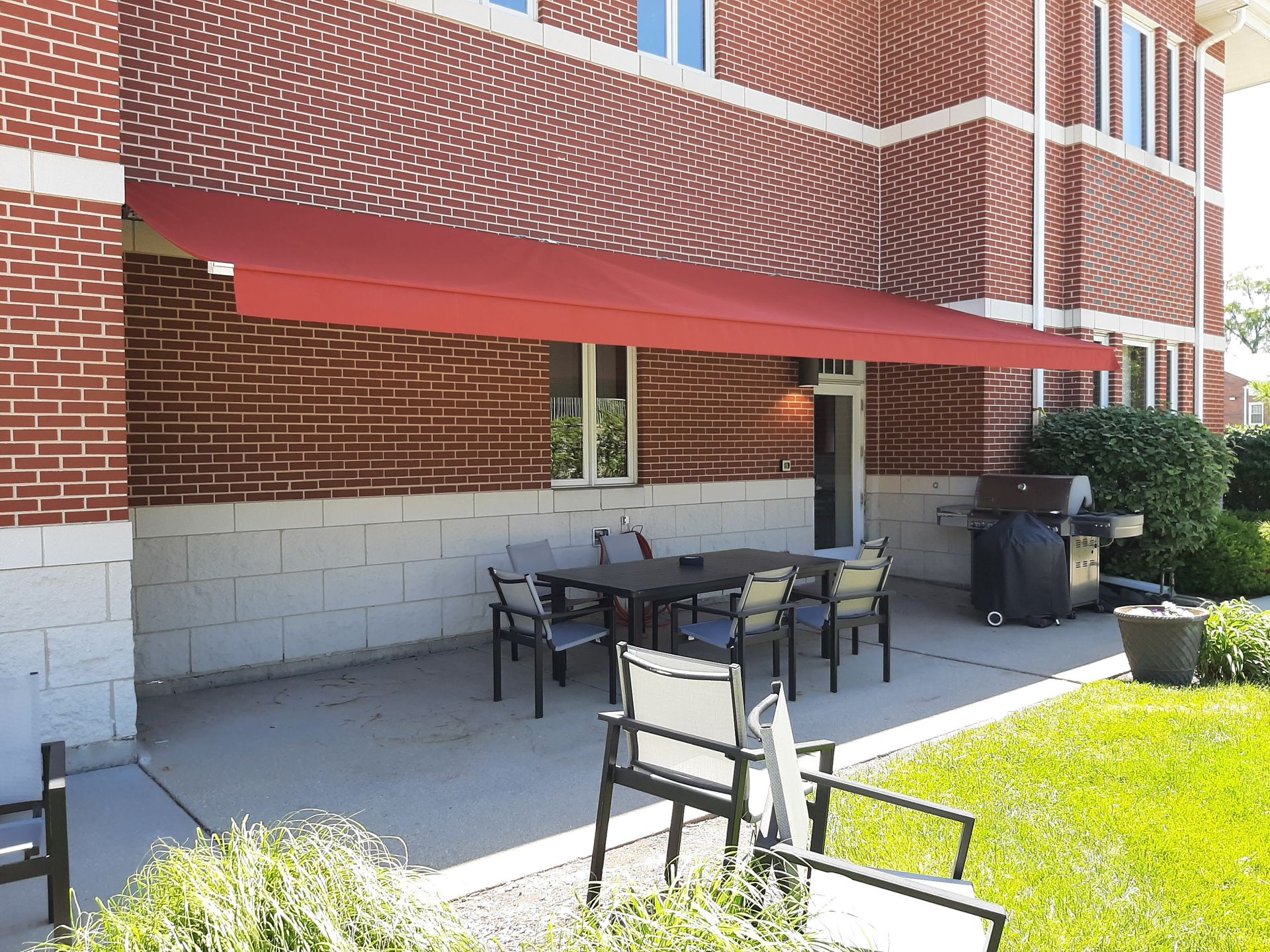 Commercial Retractable Awnings | Thatcher Oaks