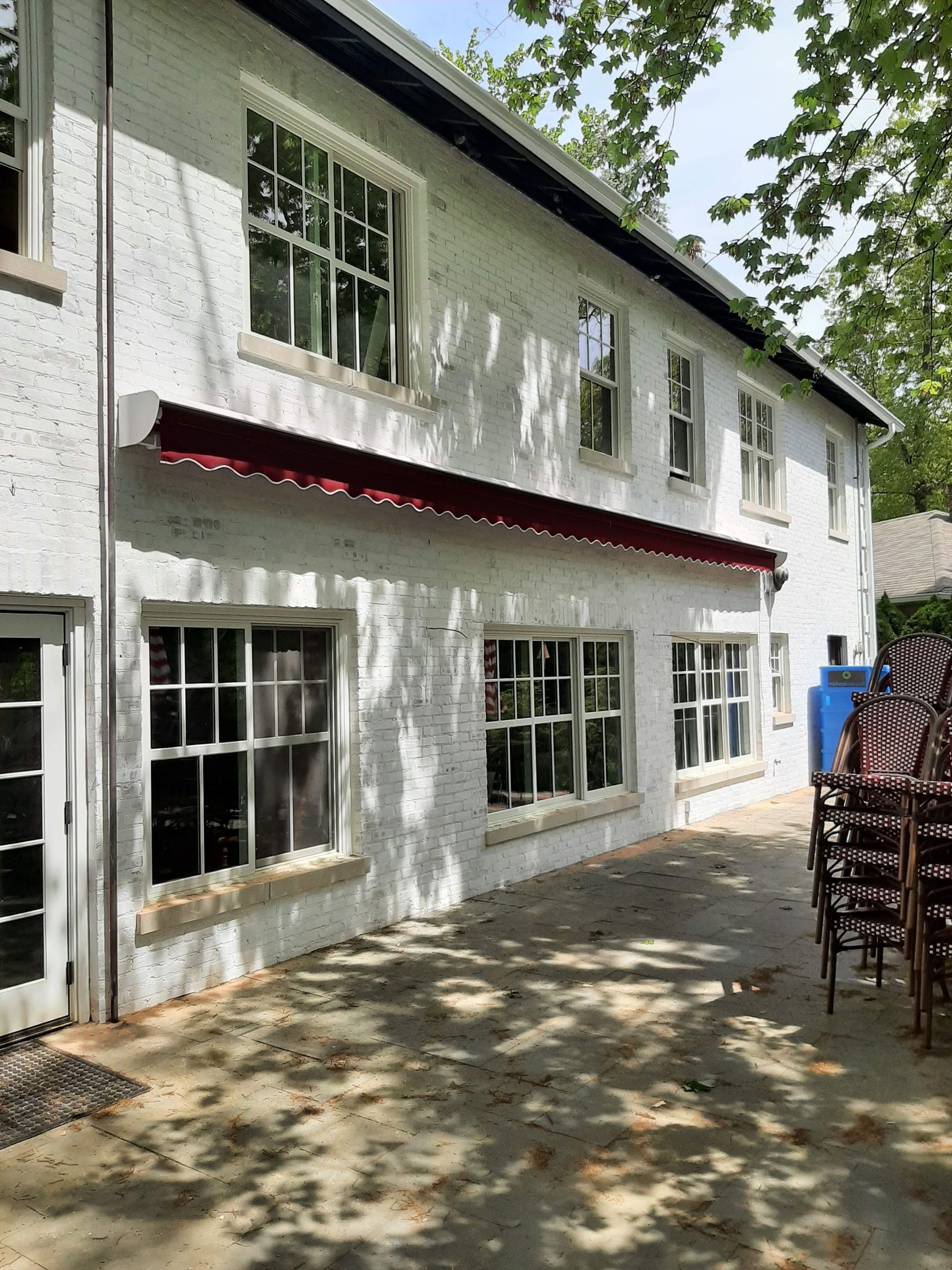 Commercial Retractable Awnings | Thatcher Oaks