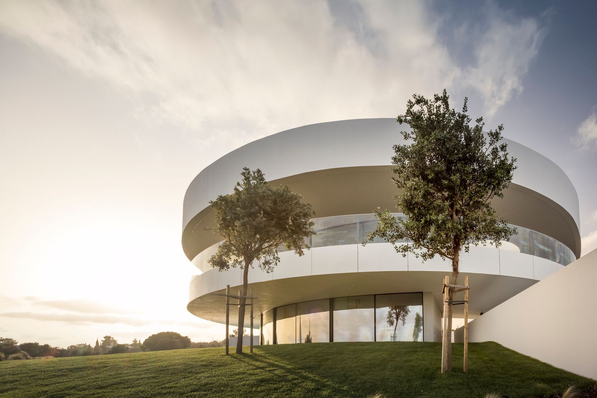 Curved Windows in Architecture: A Seamless Blend of Elegance and Innovation