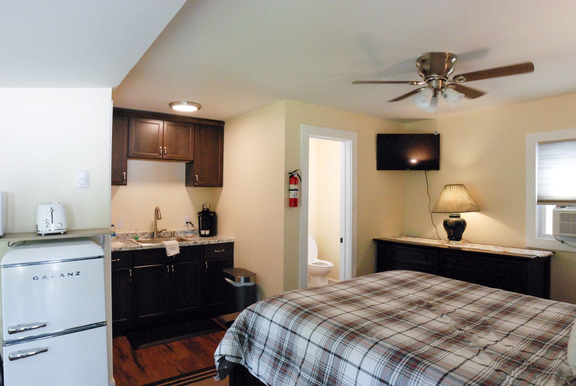 Maple Leaf Motel - Lodging Options
