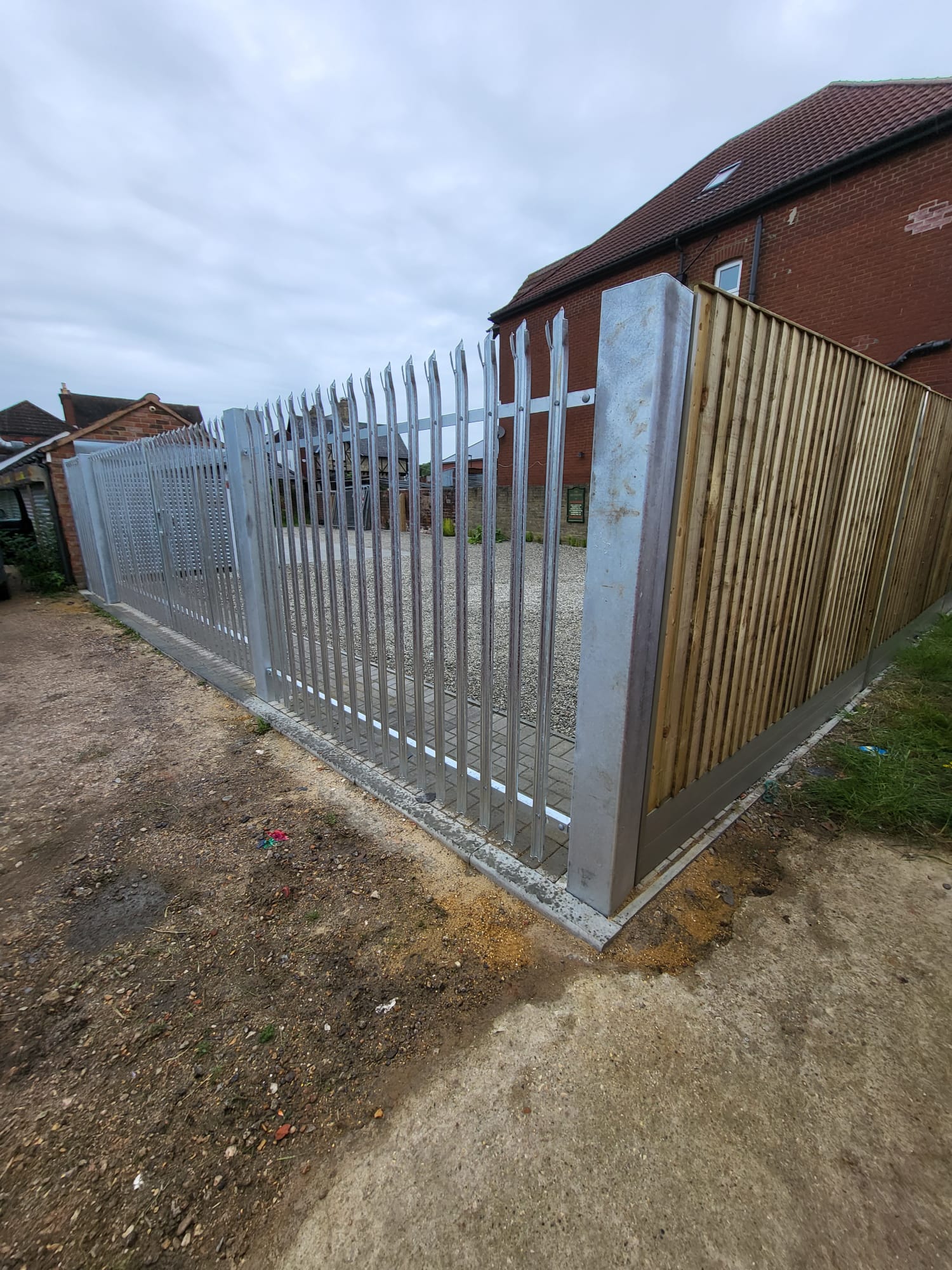 Professional fencing and decking services in Hampshire