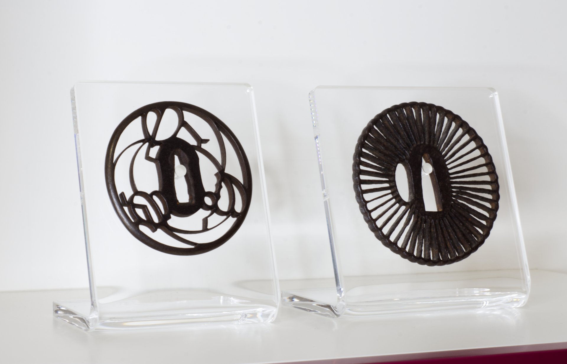 www.tsuba-no-kake.com - Tsuba Design Stands - wood & acrylic