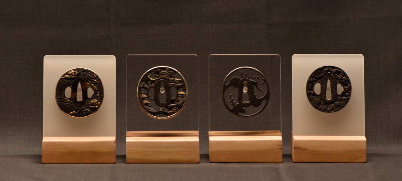 www.tsuba-no-kake.com - Tsuba Design Stands - wood & acrylic