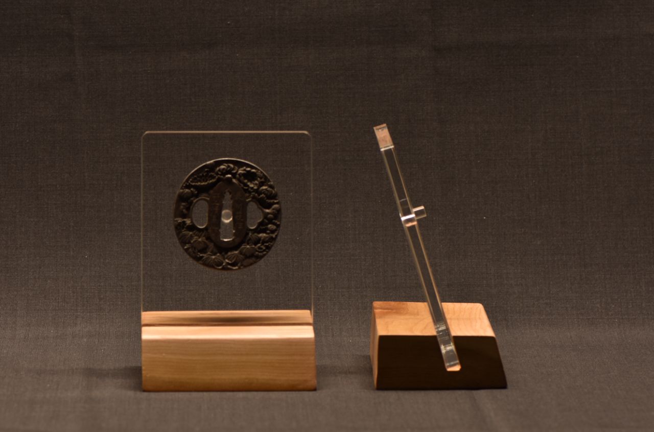 www.tsuba-no-kake.com - Tsuba Design Stands - wood & acrylic