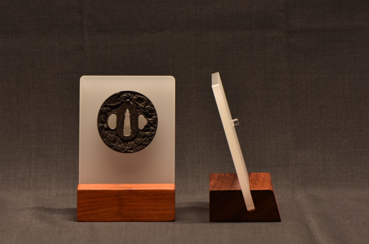 www.tsuba-no-kake.com - Tsuba Design Stands - wood & acrylic