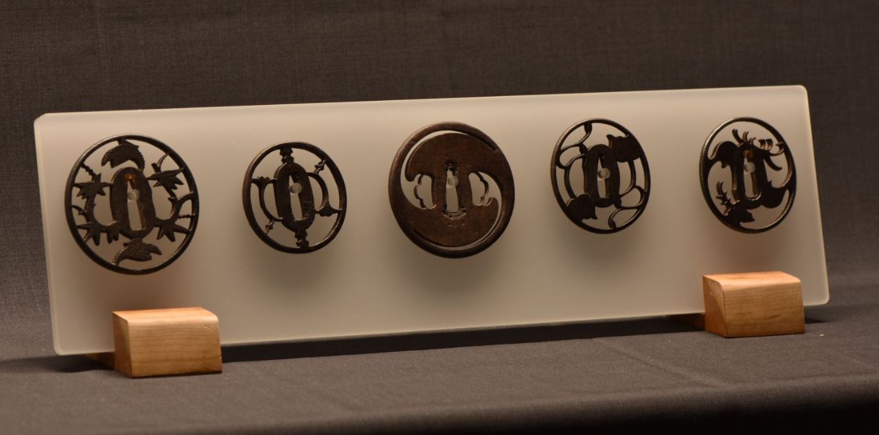 www.tsuba-no-kake.com - Tsuba Design Stands - wood & acrylic