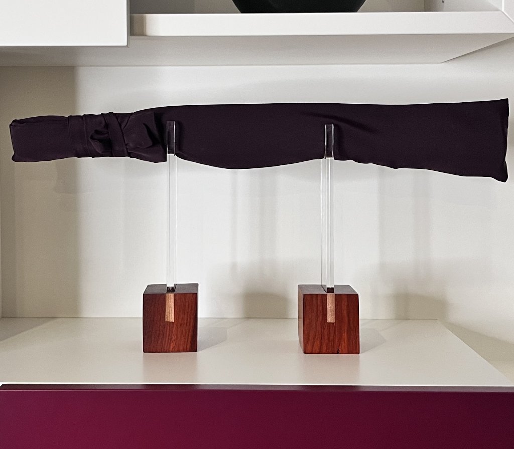 www.tsuba-no-kake.com - Tsuba Design Stands - wood & acrylic