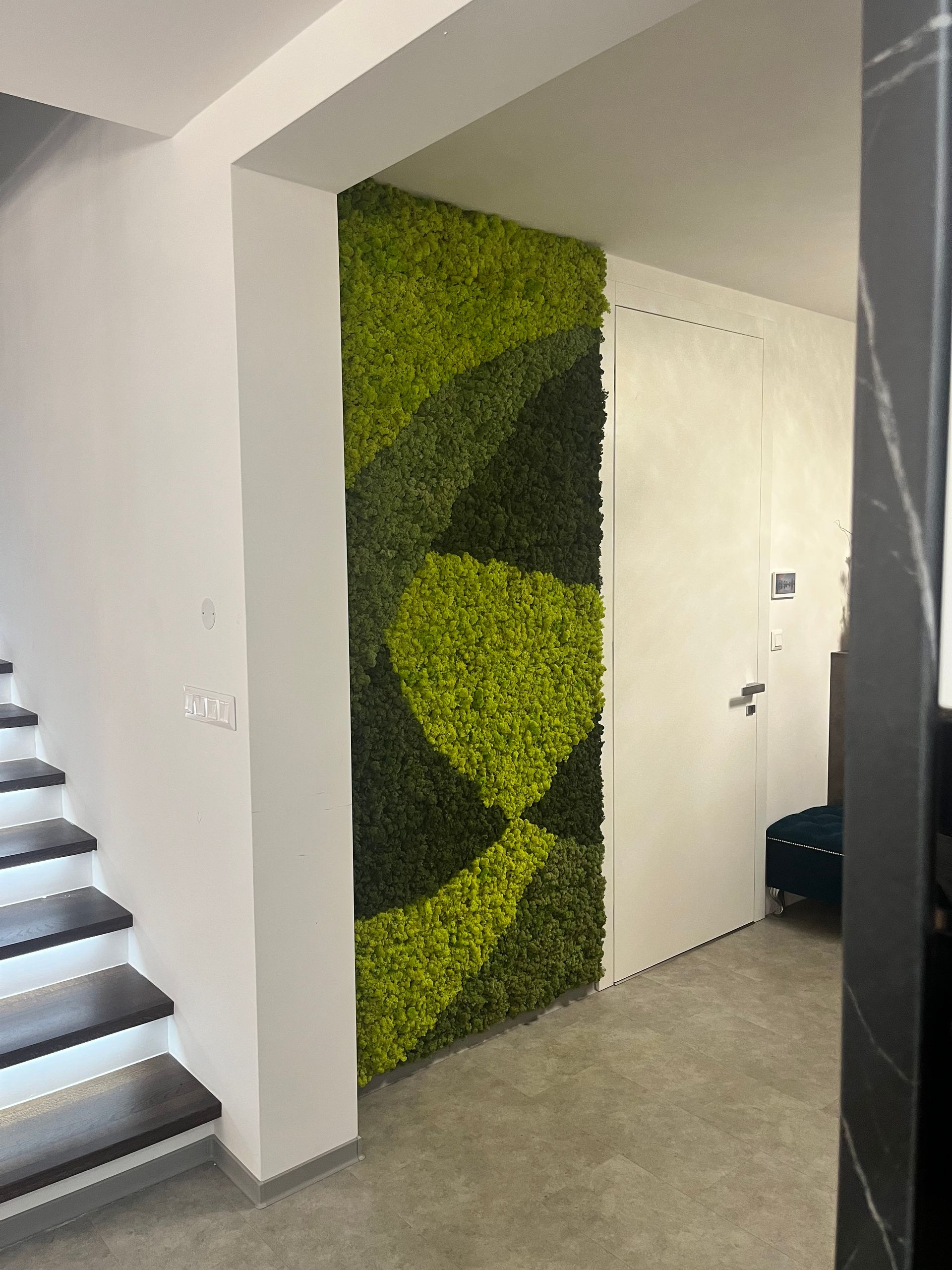 Machová stena MOSSWall v rodinnom dome