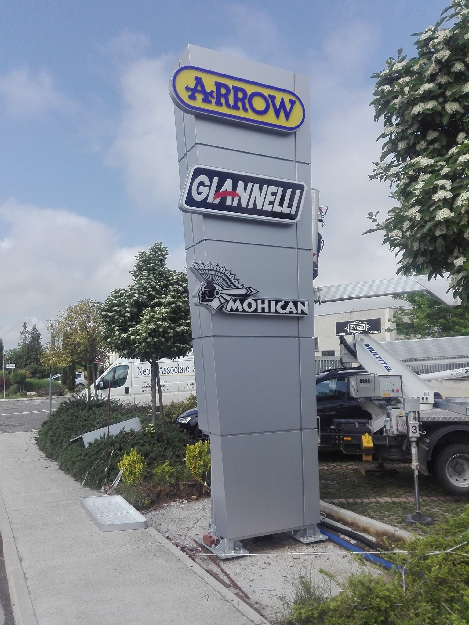 Cartelloni e totem pubblicitari | Neon Associate Arezzo